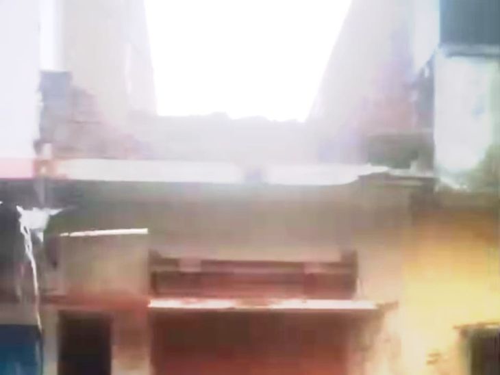 Bhaupar Chowk Accident | Shopkeeper Safe; Brick Railing Falls Due To Storm