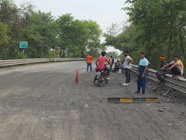 Bataane River Bridge Crash Barrier Broken | Heavy Vehicles Continue ...