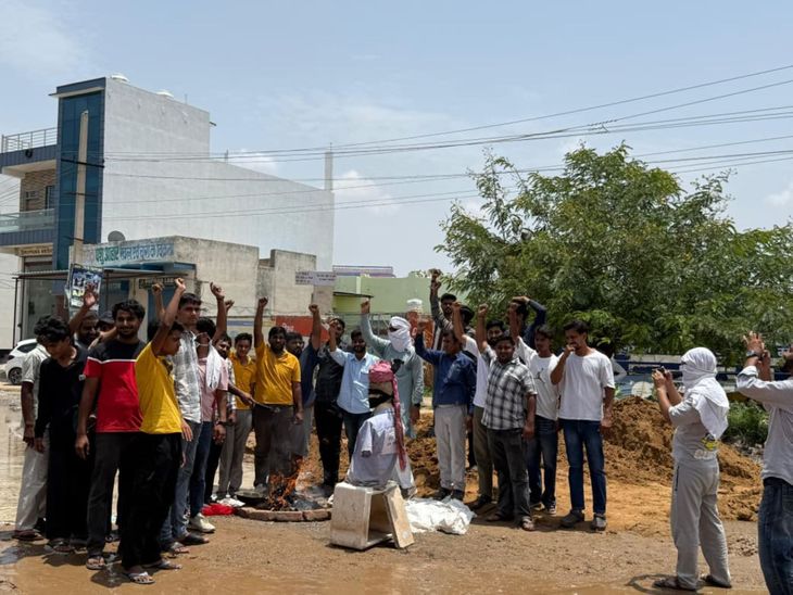 Protest against dilapidated roads, havan for good sense