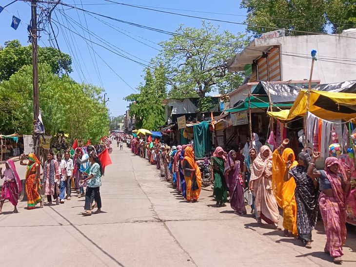 Nepanagar Adivasi Protest Van Adhikar Patta Nakli Khad Beej