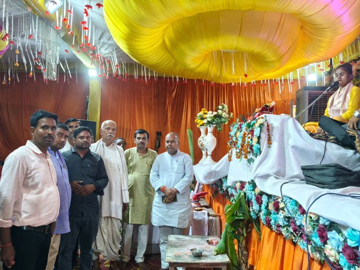 Nanpara MLA Ram Niwas Verma Attends Bhagwat Katha in Chhota Bhaulra