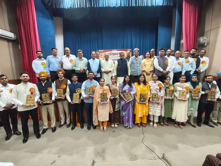 On the platform of Sankalp, the Governor honored 21 successful UPSC ...