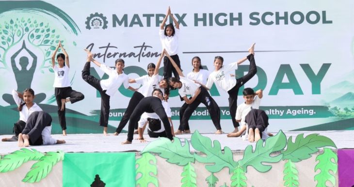 2500 students performed group yoga.