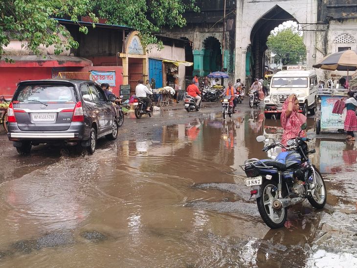Sendhwa Fort Gate Waterlogging | Nal Water On Road