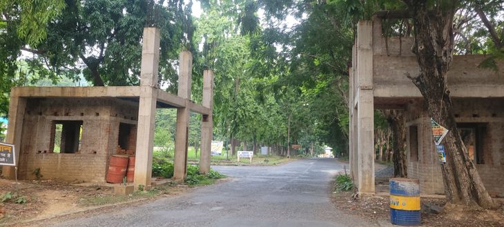 The gate of USIL Hospital Jadugoda worth Rs 35 lakh is incomplete for ...