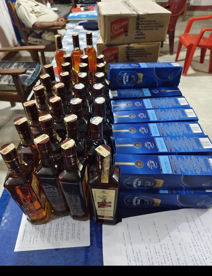Car collided with divider, 414 litres of liquor recovered