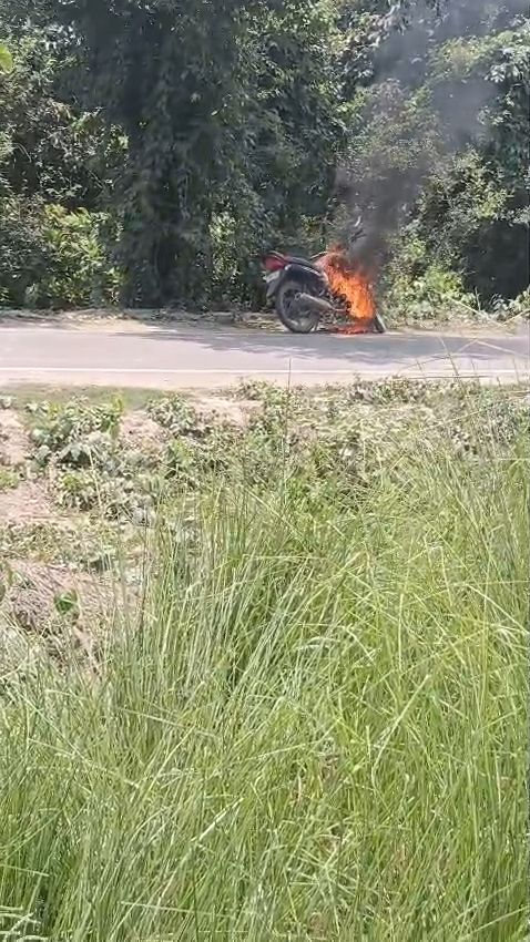 A moving bike caught fire, the rider got off and saved himself.