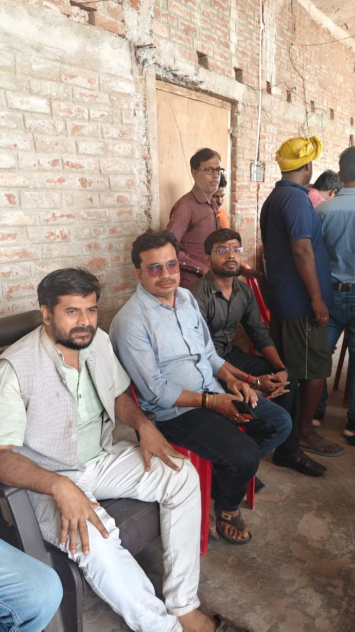 Saurabh Tiwari met the family members of Bharat Tiwari