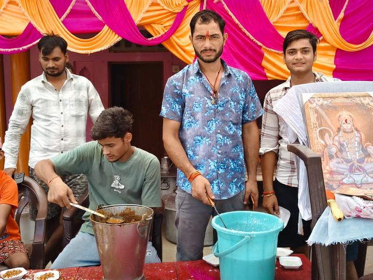 Kherwa Nijamabad Bhandara | Sabzi Puri Prasad Served To Devotees