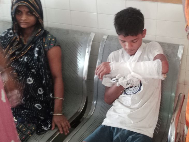 Purwa Kishor Tree Fall | Hand Fracture Suspected, Zila Hospital Referred