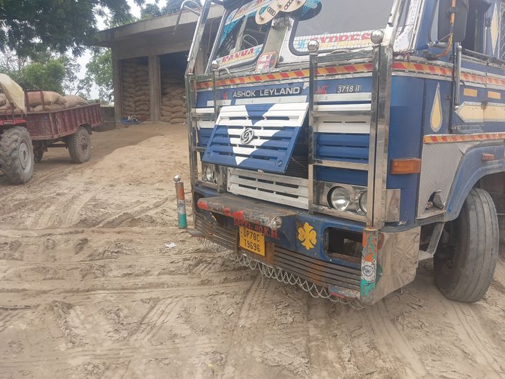 Nadeamau Gulharia: Pole Falls on Cycle After Truck Collision, Big ...