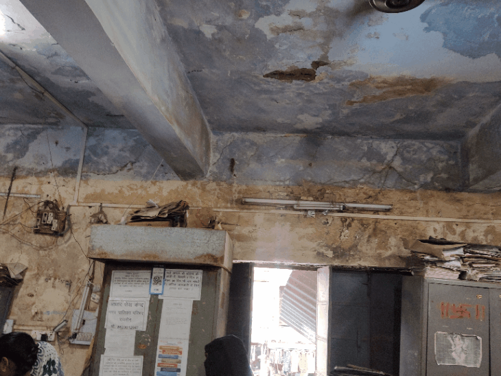 Raisen Municipality Employees Work in Dilapidated Building ...