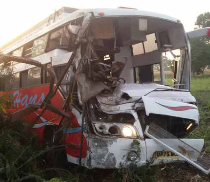 Truck and Travel Accident news Navapur Navrang Railway Gate | नवापूरजवळ ...