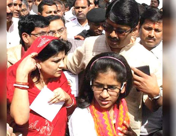 MLA Raja Bhaiya Personal Details | आमदाराची पत्नी आहे ही महिला, या ...