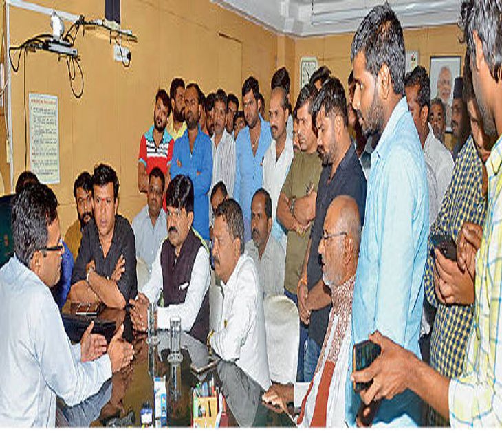 mla hemant godse protest against loadshading | वीजपुरवठा सुरळीत करा ...