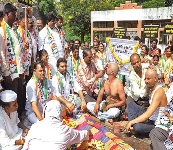 NCP protest against demonetization in solapur | राष्ट्रवादीकडून ...
