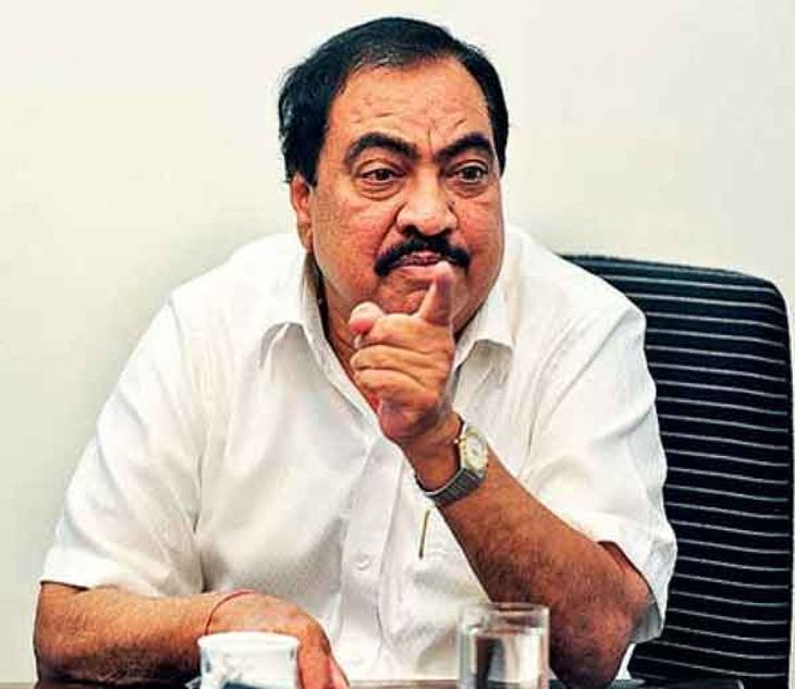 Leva patil samaj melava at jalgoan, people waiting for eknath khadses ...