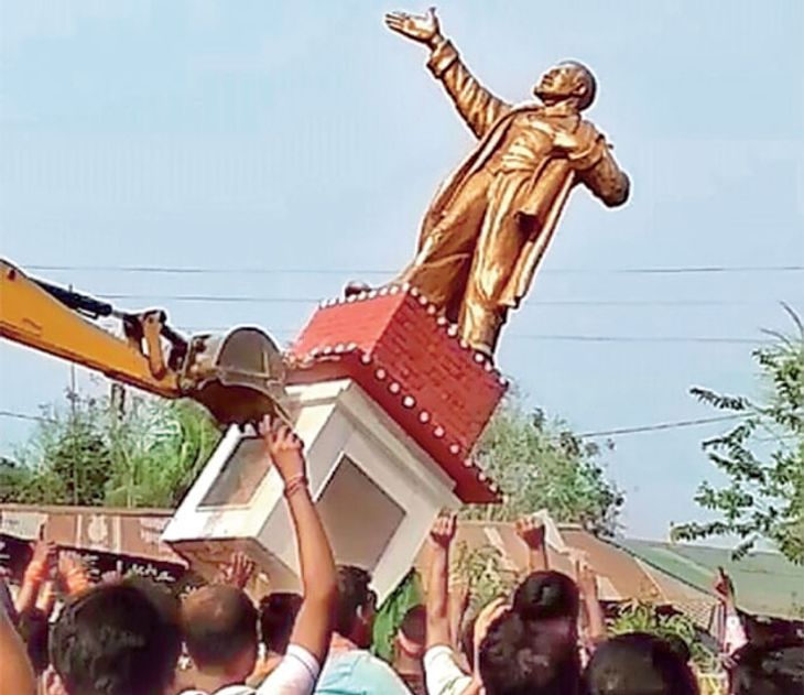 Lenin statue demolished in Tripura | ‘भारत माता की जय’च्या घोषणा देत ...