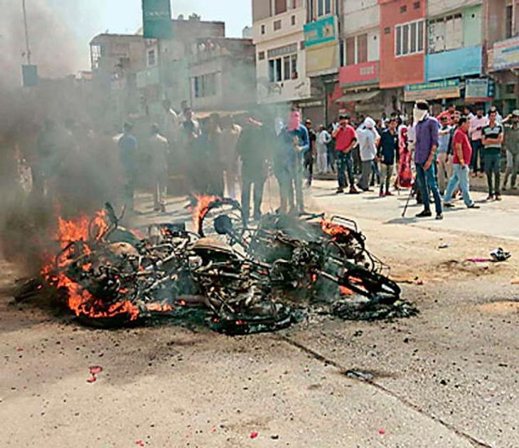 Mla And Ex Mla House Set On Fire By Protesters | राजस्थान: हिंडौन येथे ...