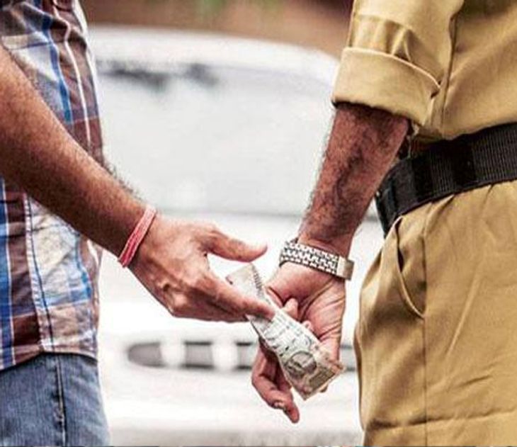 police hawaldar arrested while taking bribe | पाच हजारांची लाच घेणाऱ्या ...