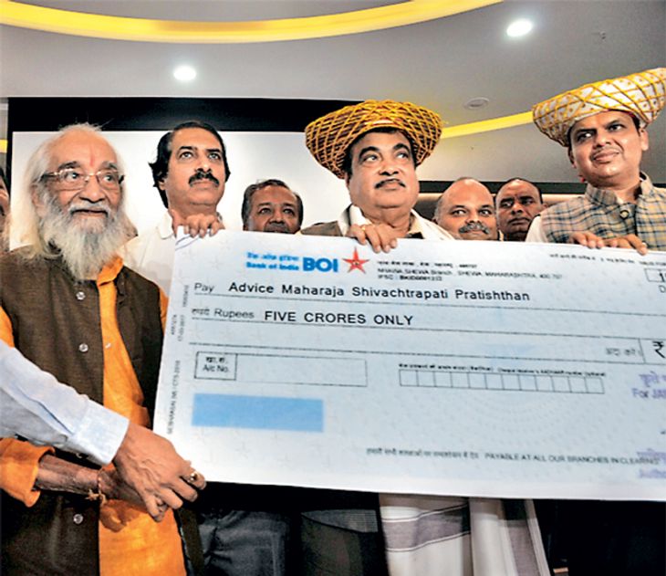 5 crore rupees cheque given babasaheb purandares For shivsrushti theem ...