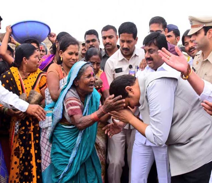 devendra fadanvisTook part in Shram dan in sanagali | या वर्षी ...