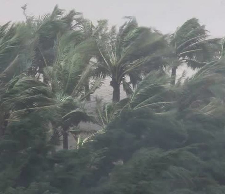 rain With the storm in Ambad bus Slipped down | अंबडमध्ये वादळासह ...