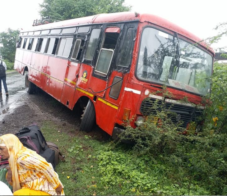 accident of st bus in pimplener satana road | पिंपळनेर-सटाणा रस्त्यावर ...