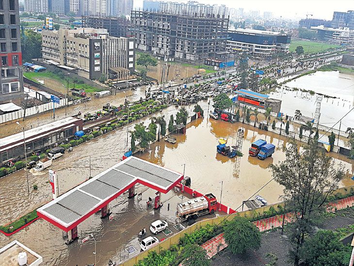 Heavy rainfall in Surat; Maximum 200 mm rains in 2 hours | सुरतमध्येही ...