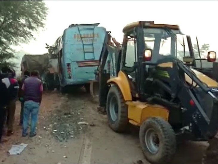 truck and bus accident at reeva madhya paradesh | उभ्या ट्रकवर बस धडकून ...