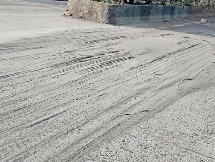 Two women blocked the tipper; First the drivers were given slippers ...