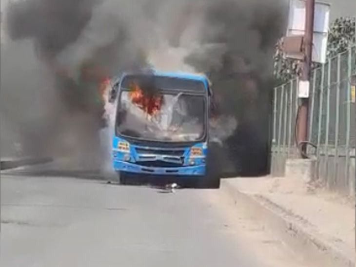 Pune PMPML Bus । fire due to short circuit in PMPL bus in Pune | पुण्यात बसला आग: पुण्यात PMPML ...