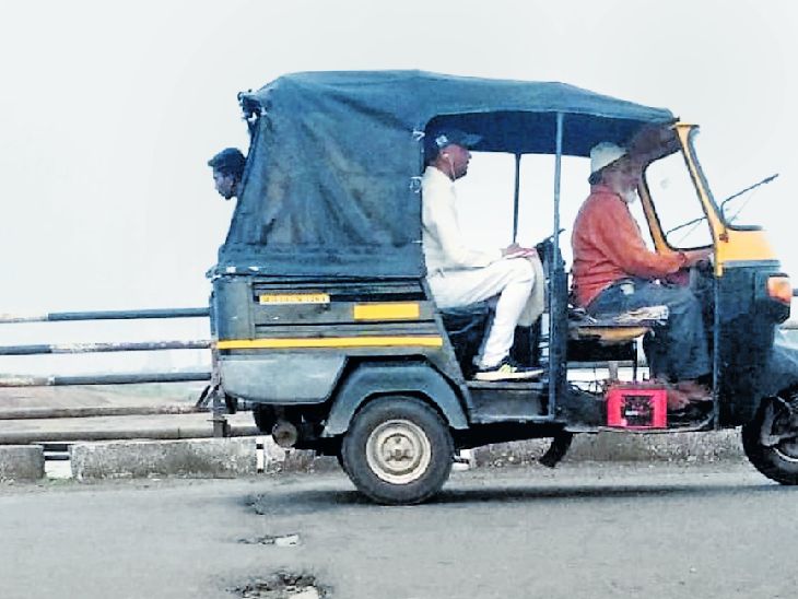 Known as the bridge over the Tapi River; Copper plates fell on the ...