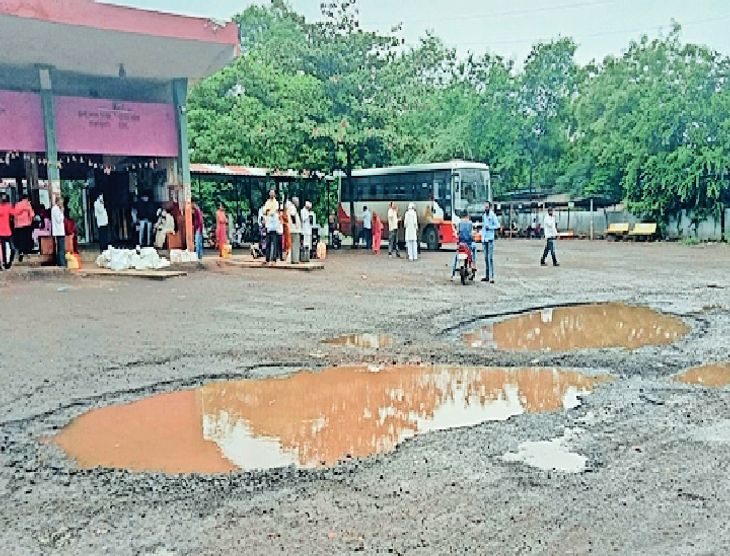 Umarga bus stand is in danger of health due to potholes, dirty water ...