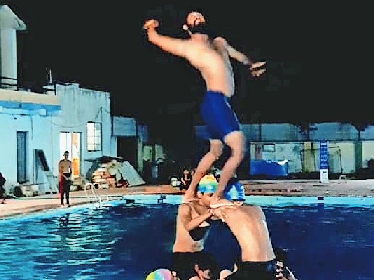 In Akola, swimmers skillfully broke a 19-feet high dam