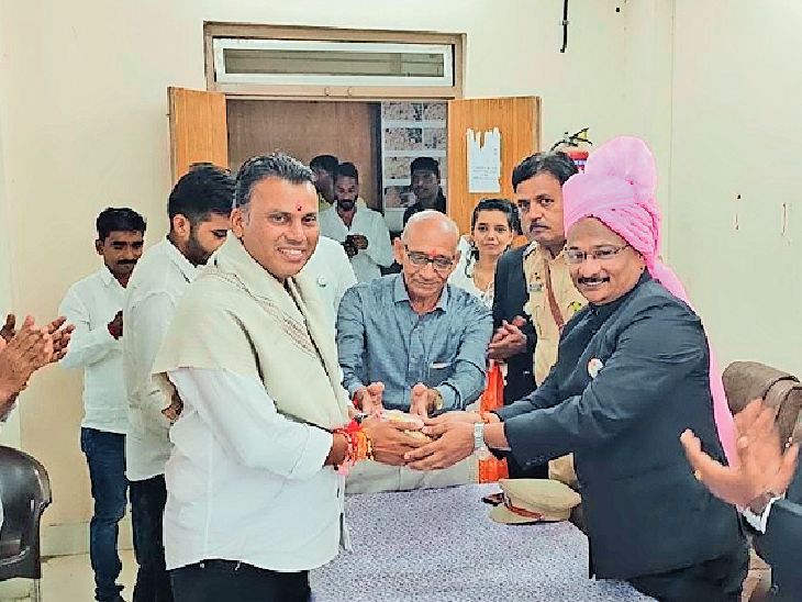 Shashikant Dhumal honored with Ralegaon Bhushan Award on Independence ...