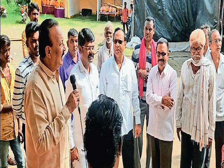 Clay Ganesha idols available at one place; MLA Yerawar inaugurated the ...