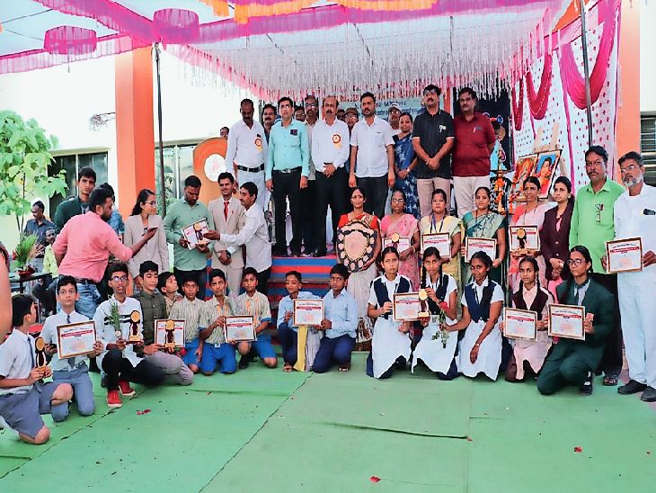 Taluka Level Science Exhibition in Paladhit; Dheeraj Patil first in ...