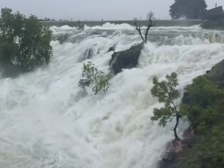Heavy Rainfall in Ahemednagar | Mandoval dam overflow in Parner taluka ...