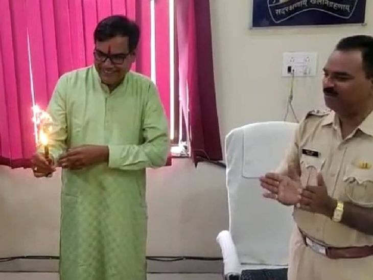 Inspector Umesh Patil celebrated the birthday of State Executive Member ...