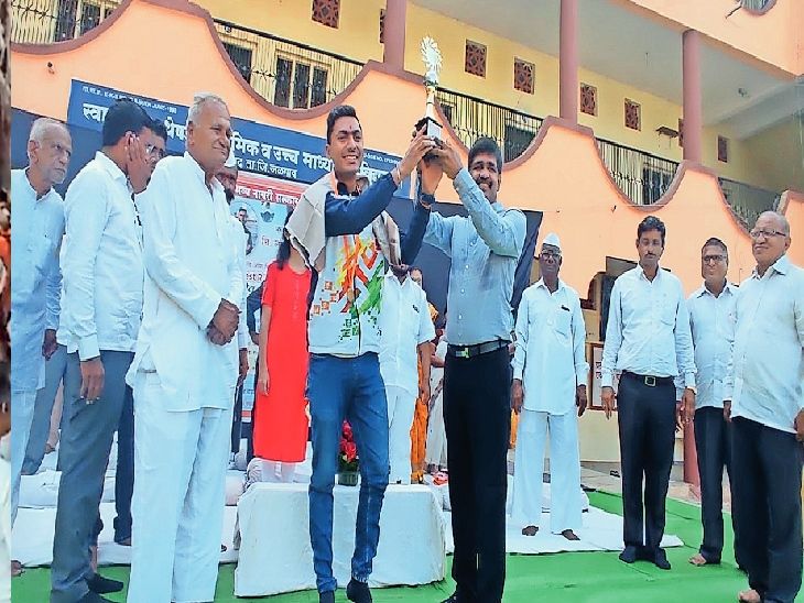 Runner Lokesh Patil in Thepade Vidyalaya of Mhasavad; Tribute to Isha ...