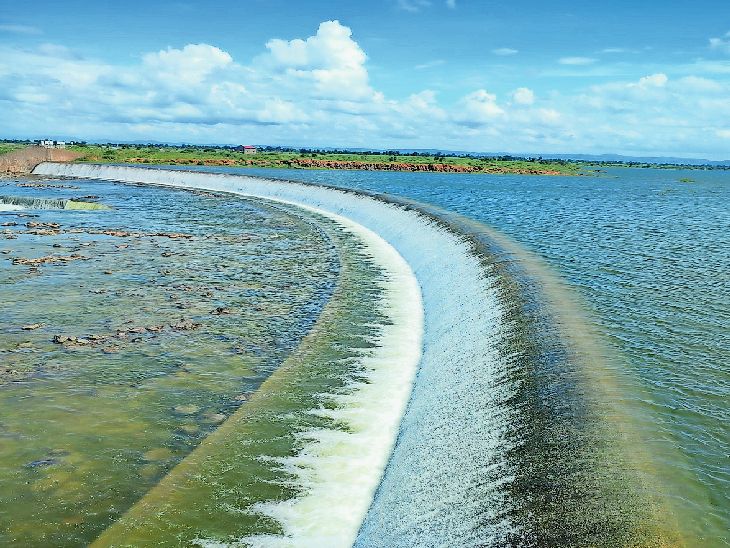 Manyad dam overflows for fourth consecutive year; Girna dam will reach ...