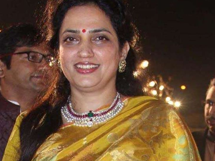 Anand Dighe's Aarti by Rashmi Thackeray | दुर्गादेवीची आरती: रश्मी ...