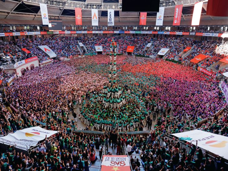 The tallest 10-story tower in Spain | दोन वर्षांनंतर या उत्सवाचे आयोजन ...