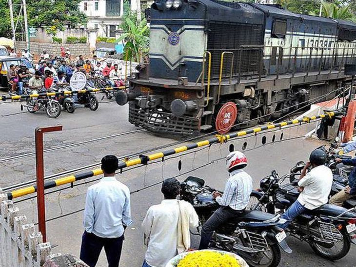 Acceleration of railway flyover work / Railway gate closed for two ...