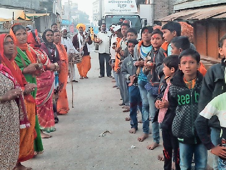 Kartik Snan, Pheri's 44-year tradition continues in Tembhurni | दिव्य ...