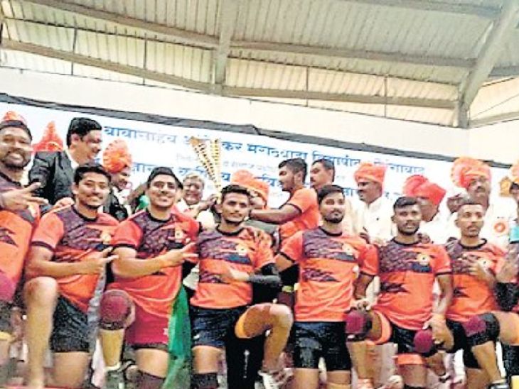 Team from Badnapur beat Kannada team | दिव्य मराठी विशेष: बदनापूर येथील ...