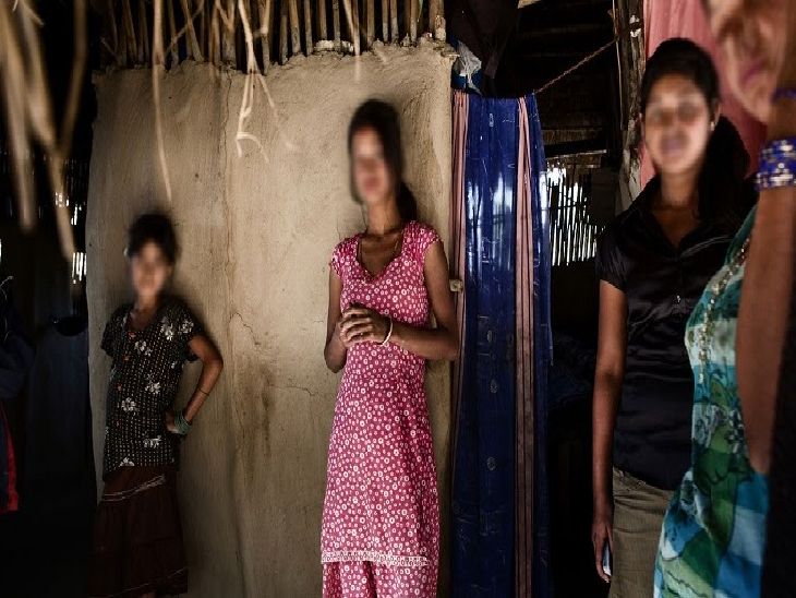 Prostitution with 10 girls by taking building on lease in Walaj | छापा ...