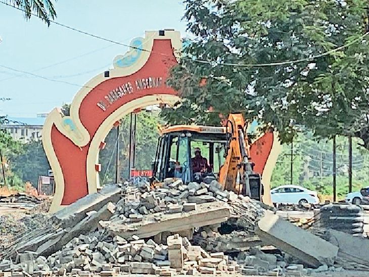 The construction of the new gate in the university was finally ...