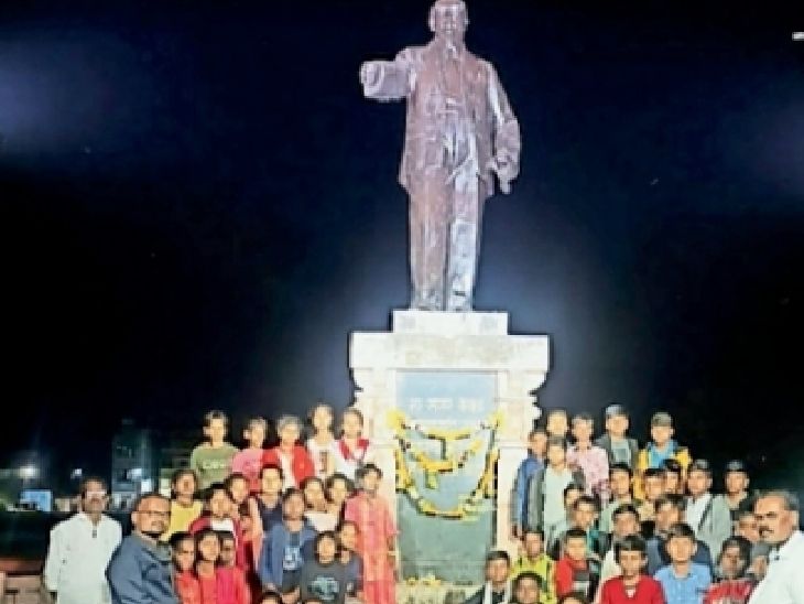 Students of Umarga Mahatma Gandhi Vidyalaya in excitement| marathi news